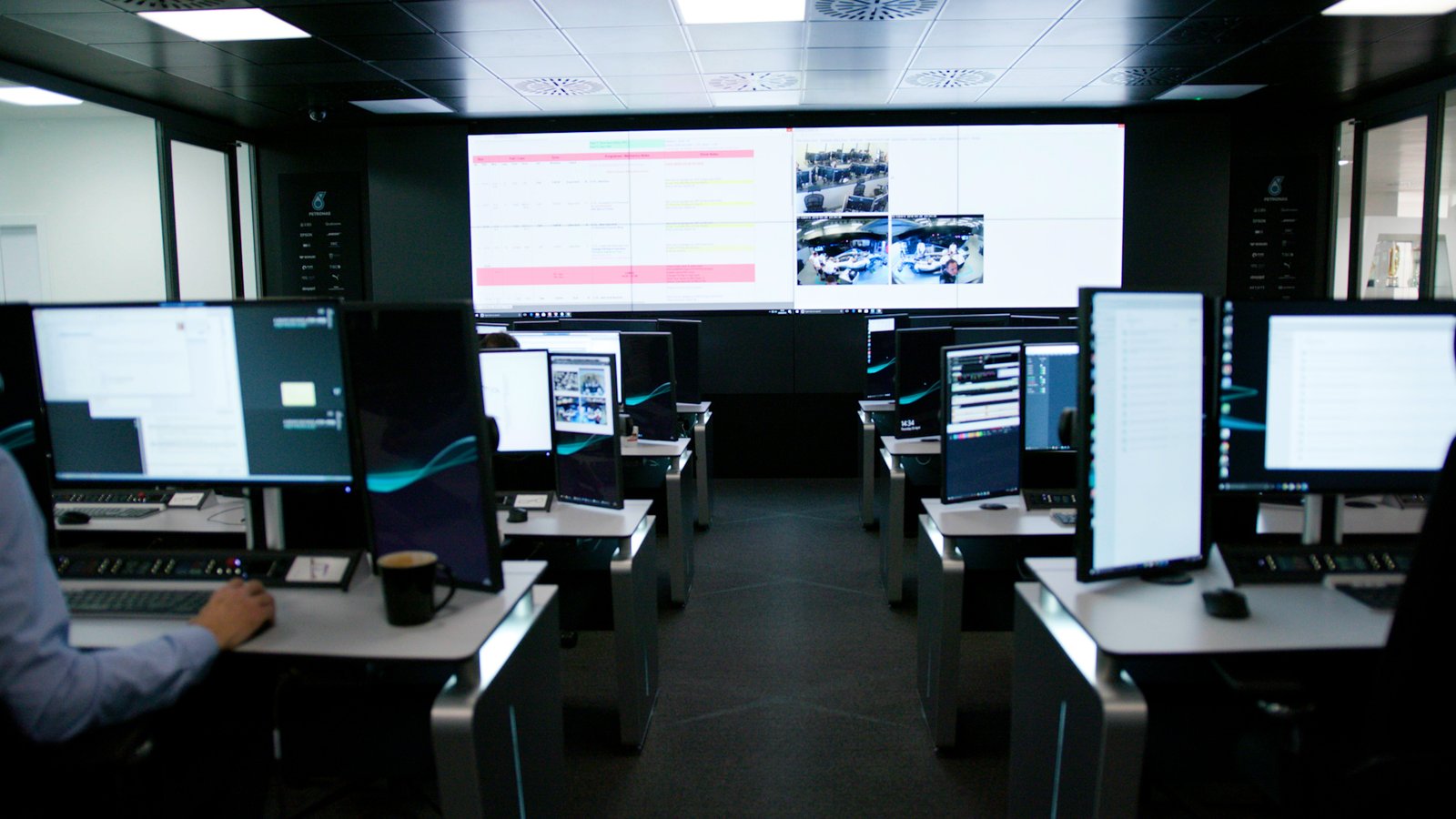 Collaborazione ibrida e video su IP: le soluzioni Crestron per Mercedes ...
